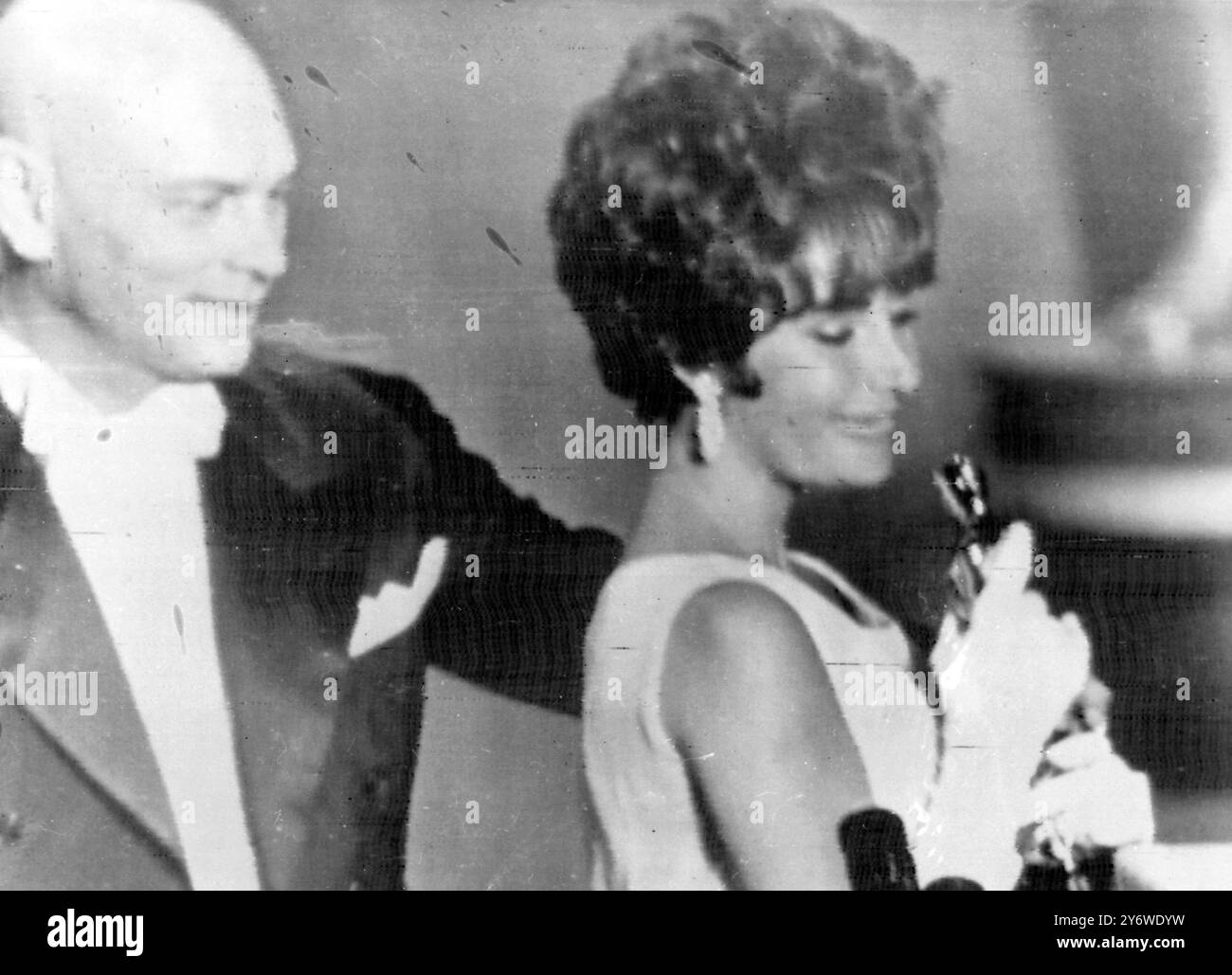 ACTOR YUL BRYNNER AND ACTRESS ELIZABETH TAYLOR AT THE OSCAR CEREMONY ...
