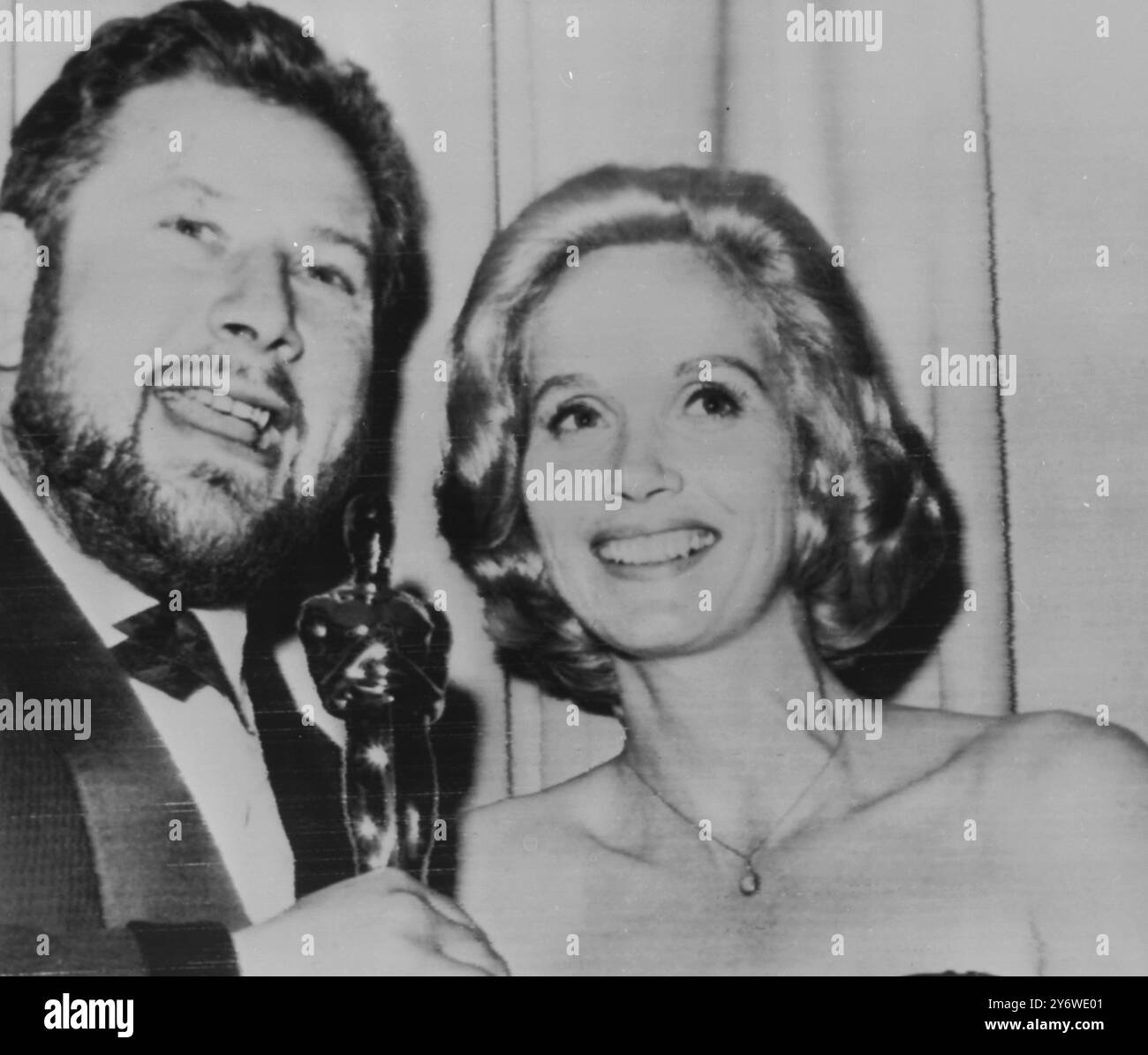 FILMS SPARTACUS + PETER USTINOV RECEIVES OSCAR E MARIE STAIN 18 APRIL ...