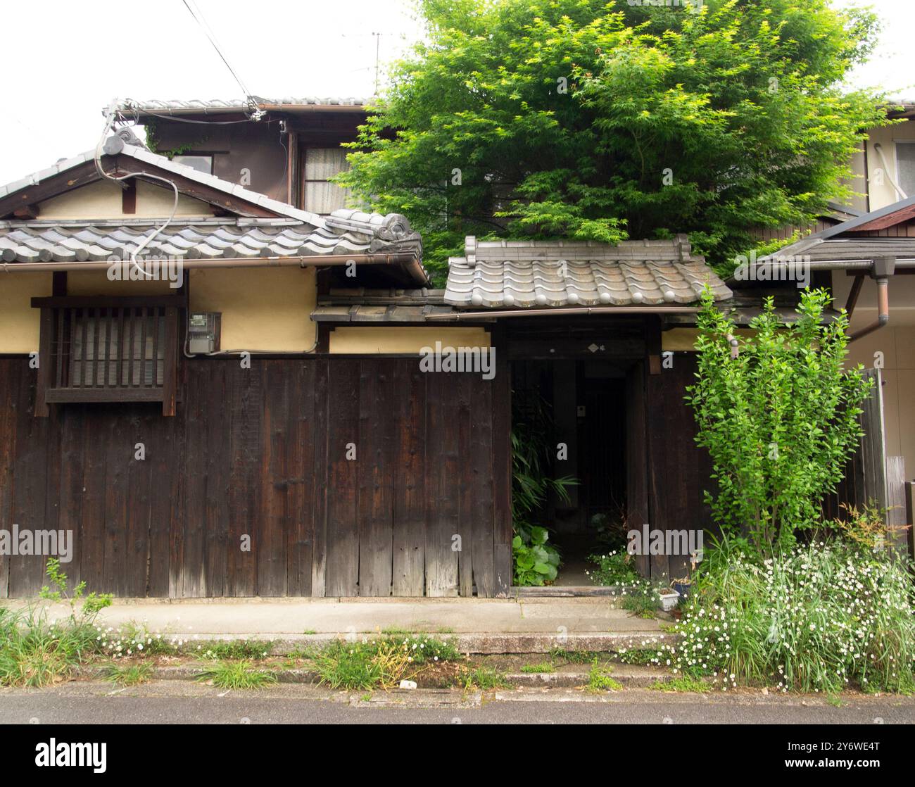 "Kyomachiya". Traditional Japanese housing in the city of Kyoto Stock ...