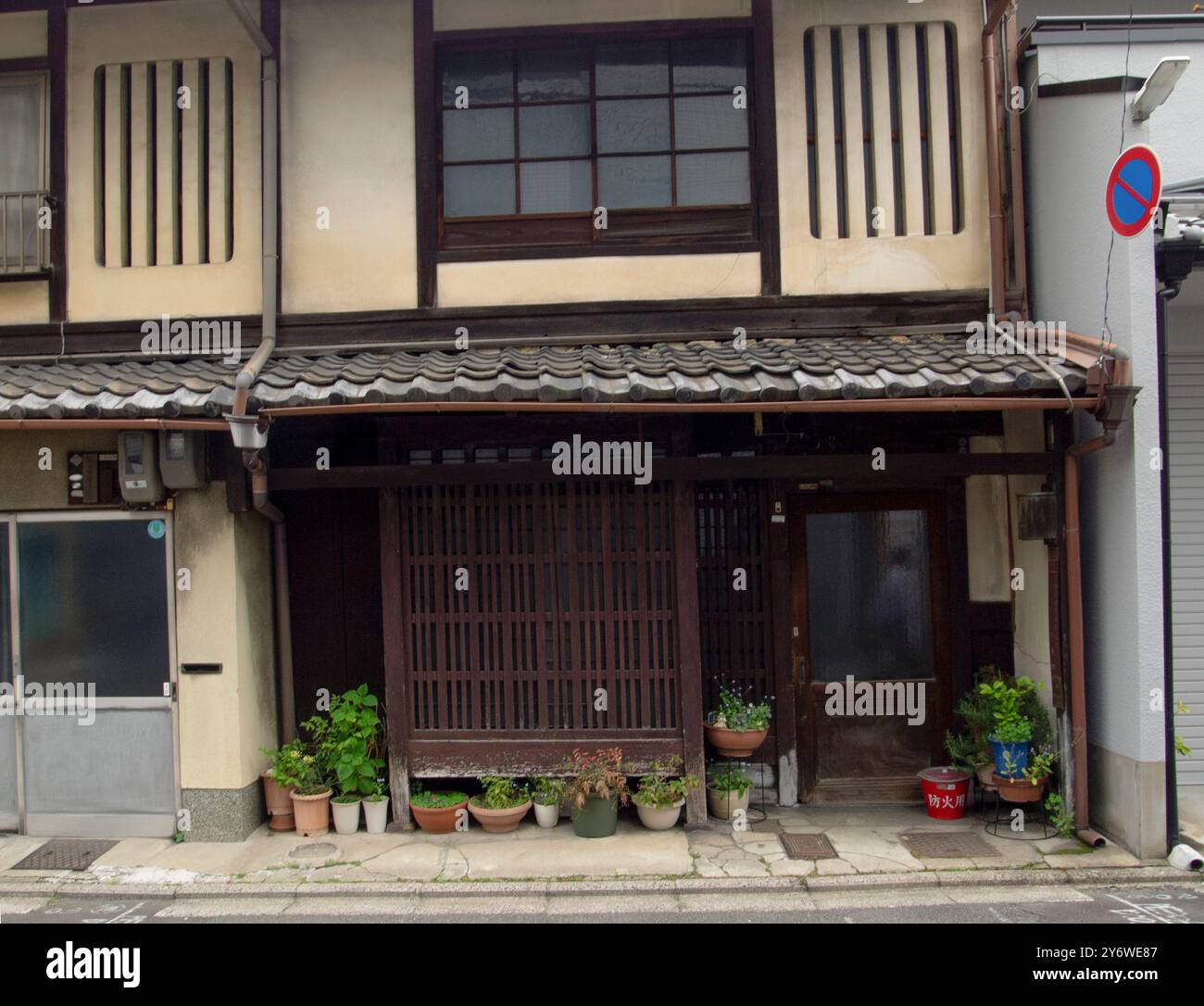 "Kyomachiya". Traditional Japanese housing in the city of Kyoto Stock ...