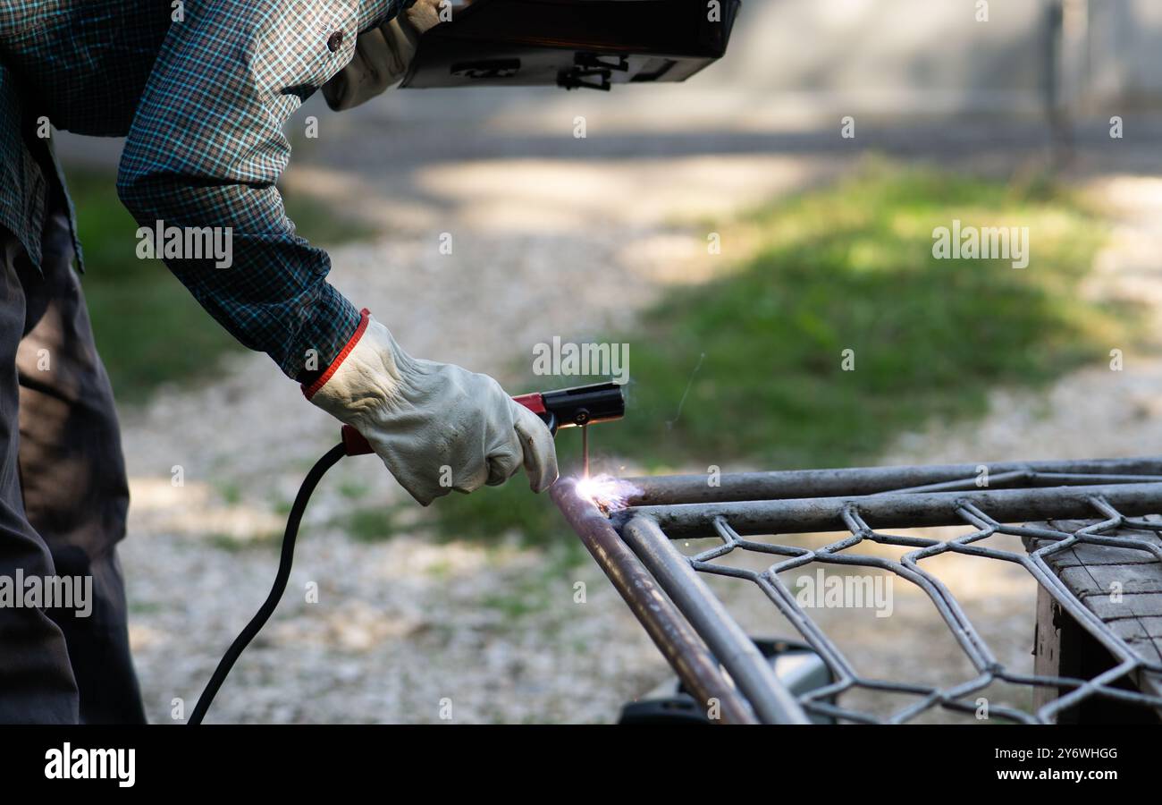 Metal welded steel frame hi-res stock photography and images - Alamy