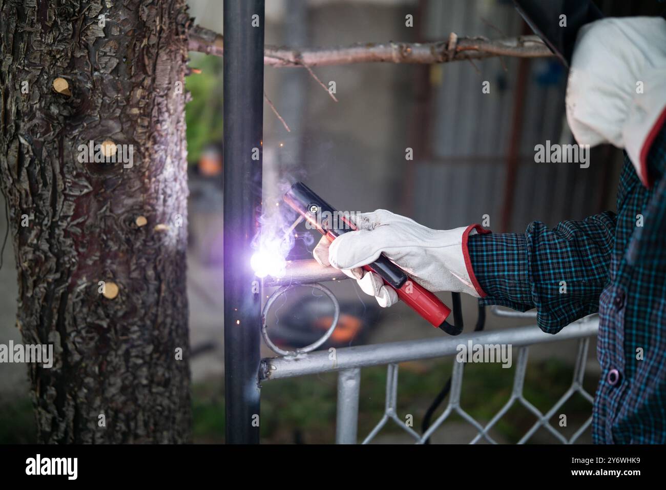 Fence welding hi-res stock photography and images - Alamy