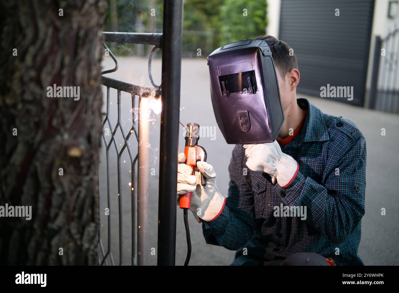 Fence welding hi-res stock photography and images - Alamy