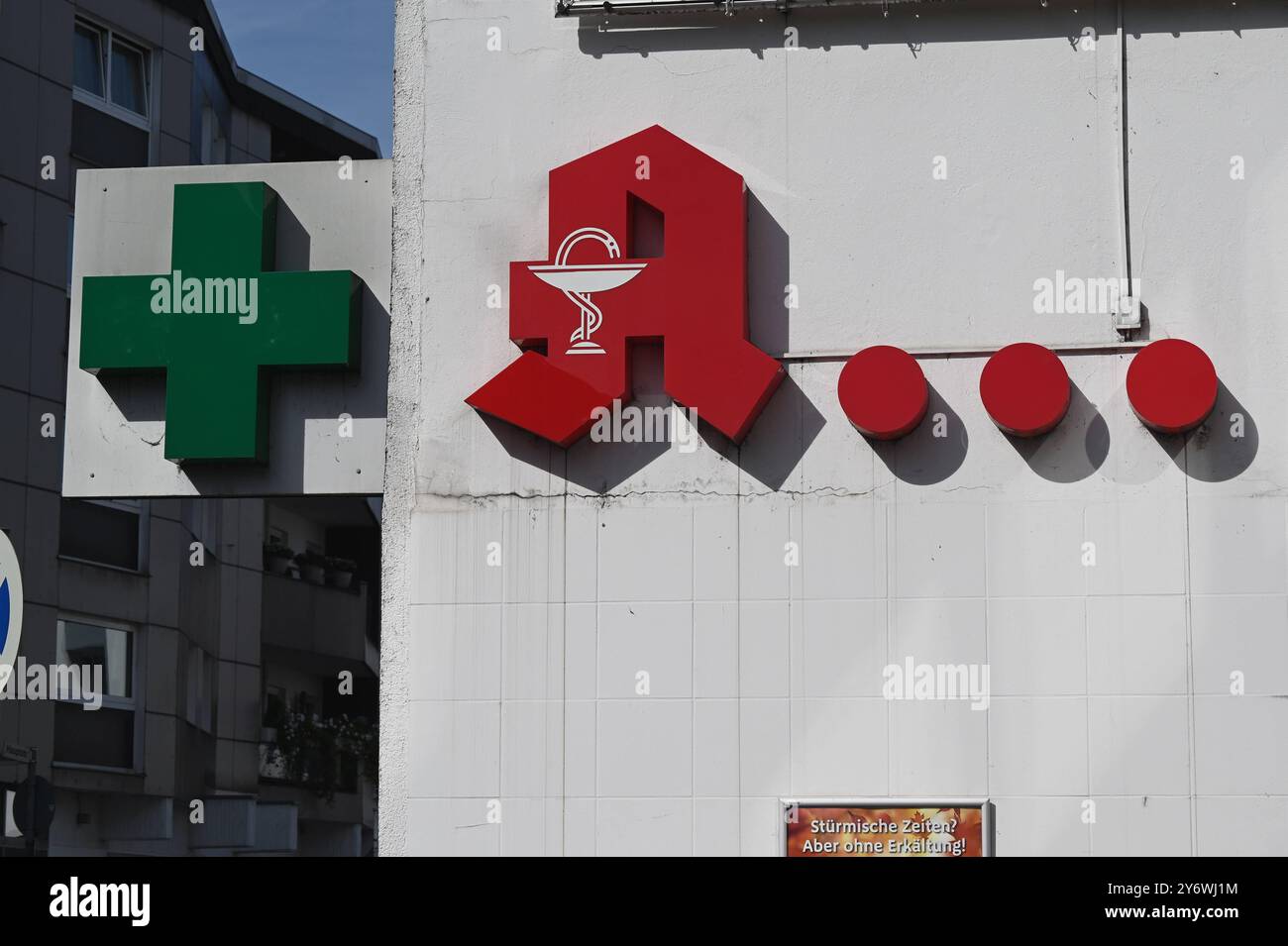 Das rote Apotheken A, und Äskulapstab oder Asklepiosstab ein von einer ...