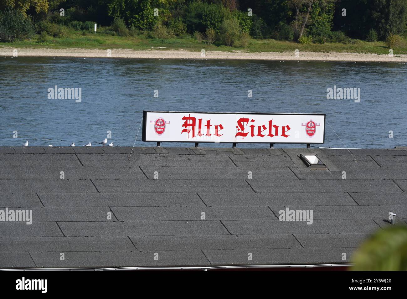 Hausboot am Rhein. Alte Liebe, ein fest vor Anker liegendes Schiff, Das Boothaus beherbergt ein ...