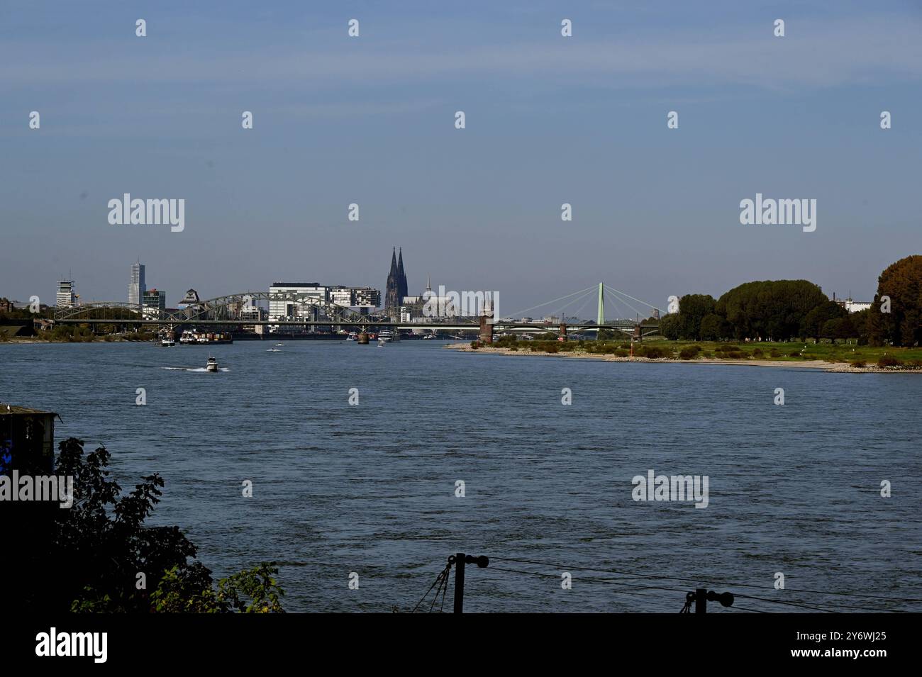Köln, Stadtansicht, der Fluss Rhein mit Südbrücke, Kranhäuser und ...