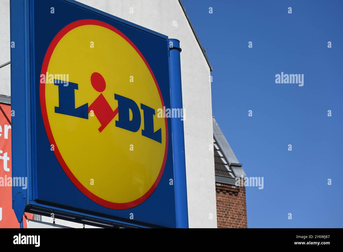 Logo Schriftzug des Discounter LIDL an einer Filiale *** Logo lettering ...