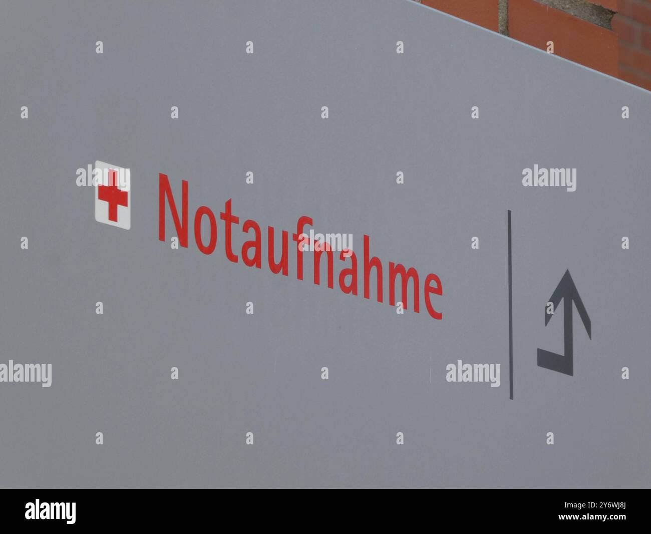 Schild, Schriftzug Notaufnahme mit rotem Kreuz an einem Krankenhaus ...