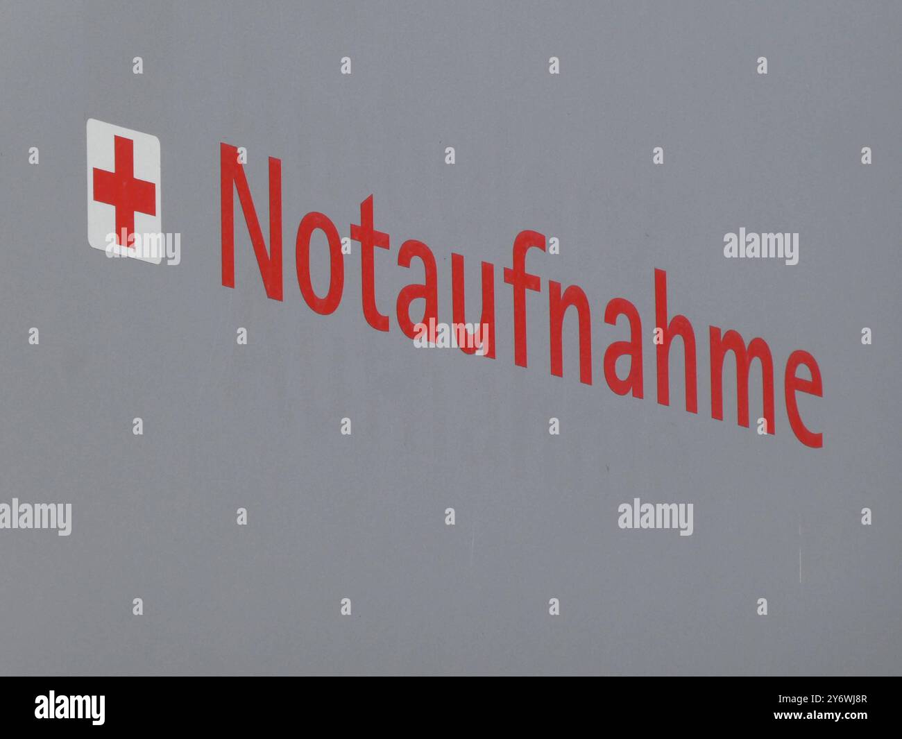 Schild, Schriftzug Notaufnahme mit rotem Kreuz an einem Krankenhaus ...