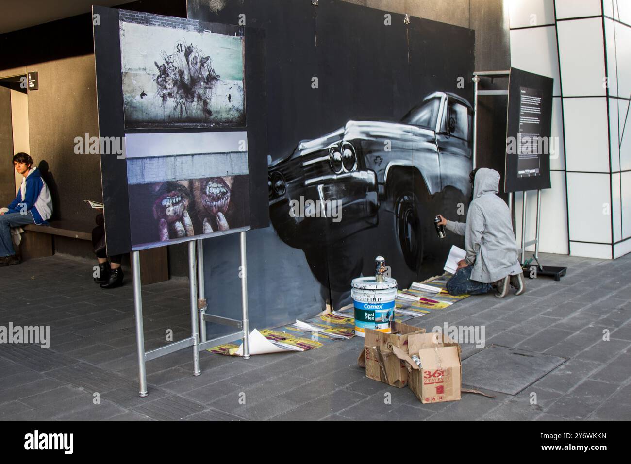 Grafitti artist painting hi-res stock photography and images - Alamy