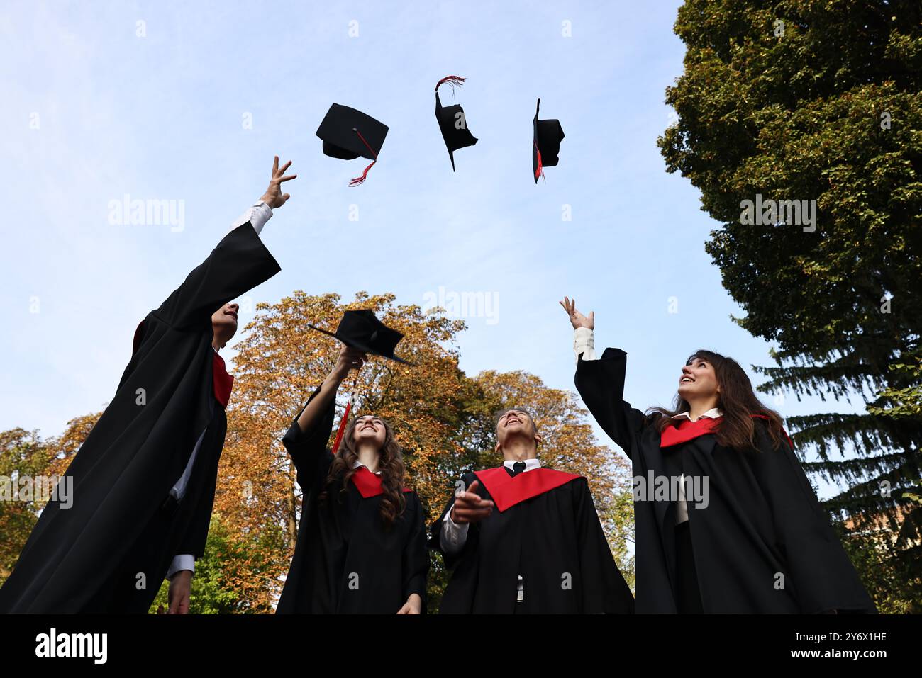 Students graduation throwing hats hi-res stock photography and images ...