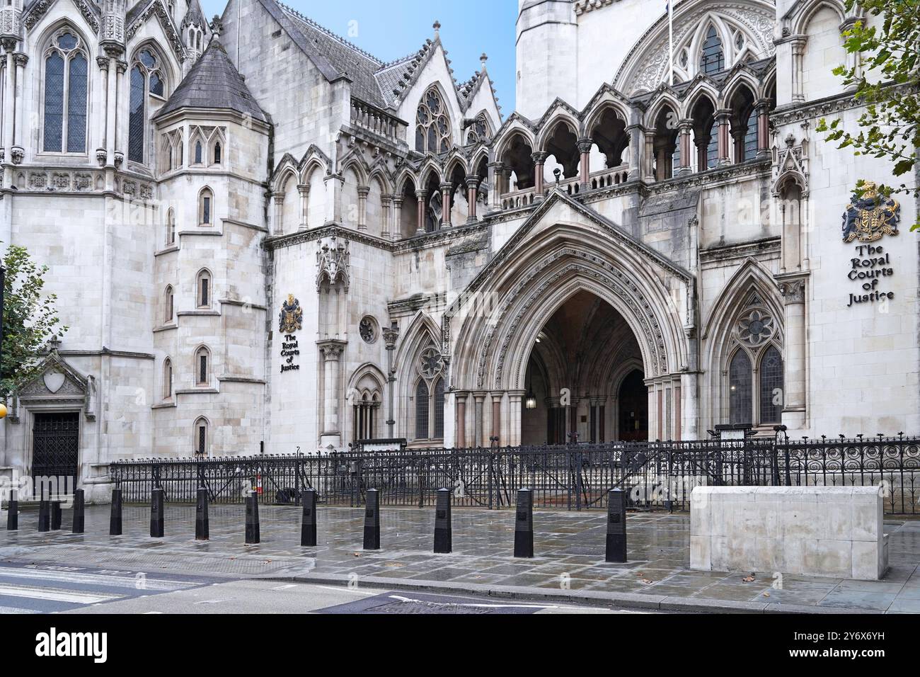 Entrance royal courts justice london hi-res stock photography and ...