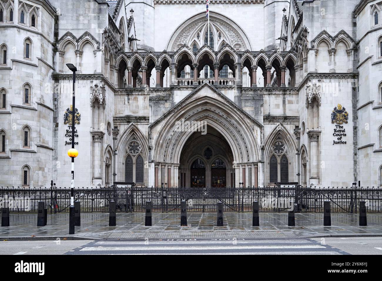 Entrance royal courts justice london hi-res stock photography and ...