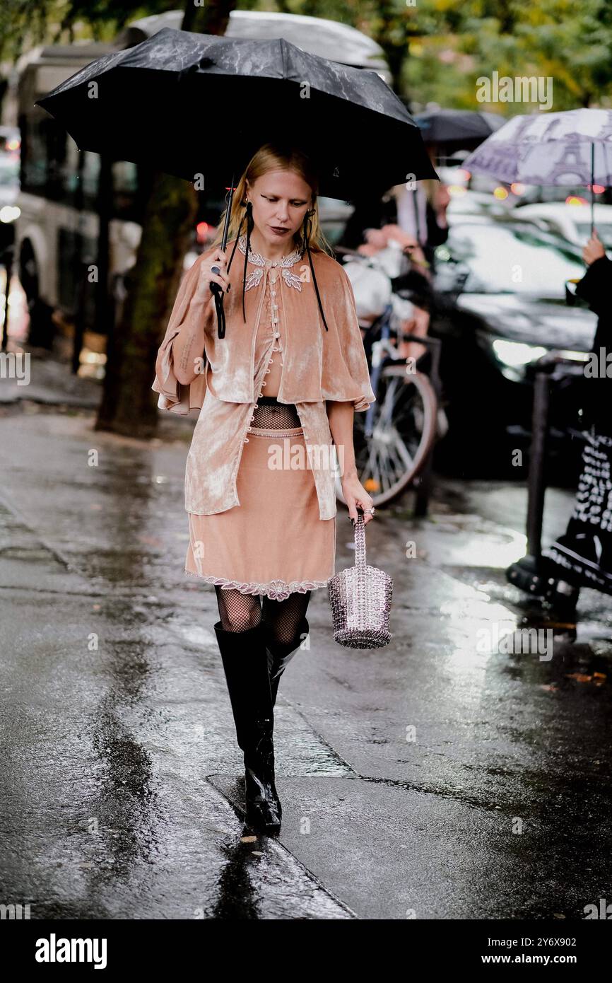 Street style, Courtney Trop arriving at Rabanne Spring Summer 2025 show ...