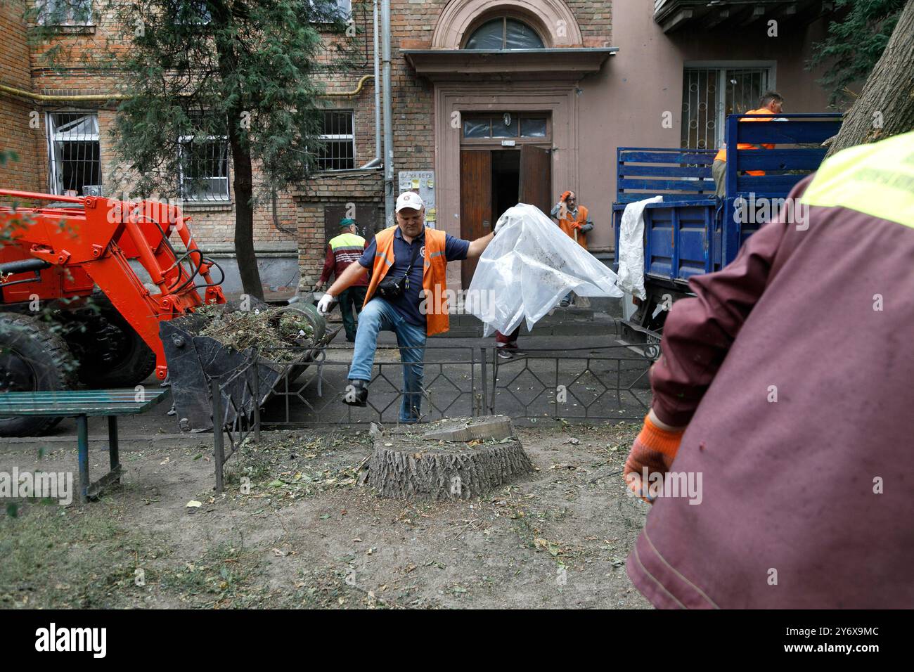 Non Exclusive: KYIV, UKRAINE - SEPTEMBER 26, 2024 - Utility workers ...