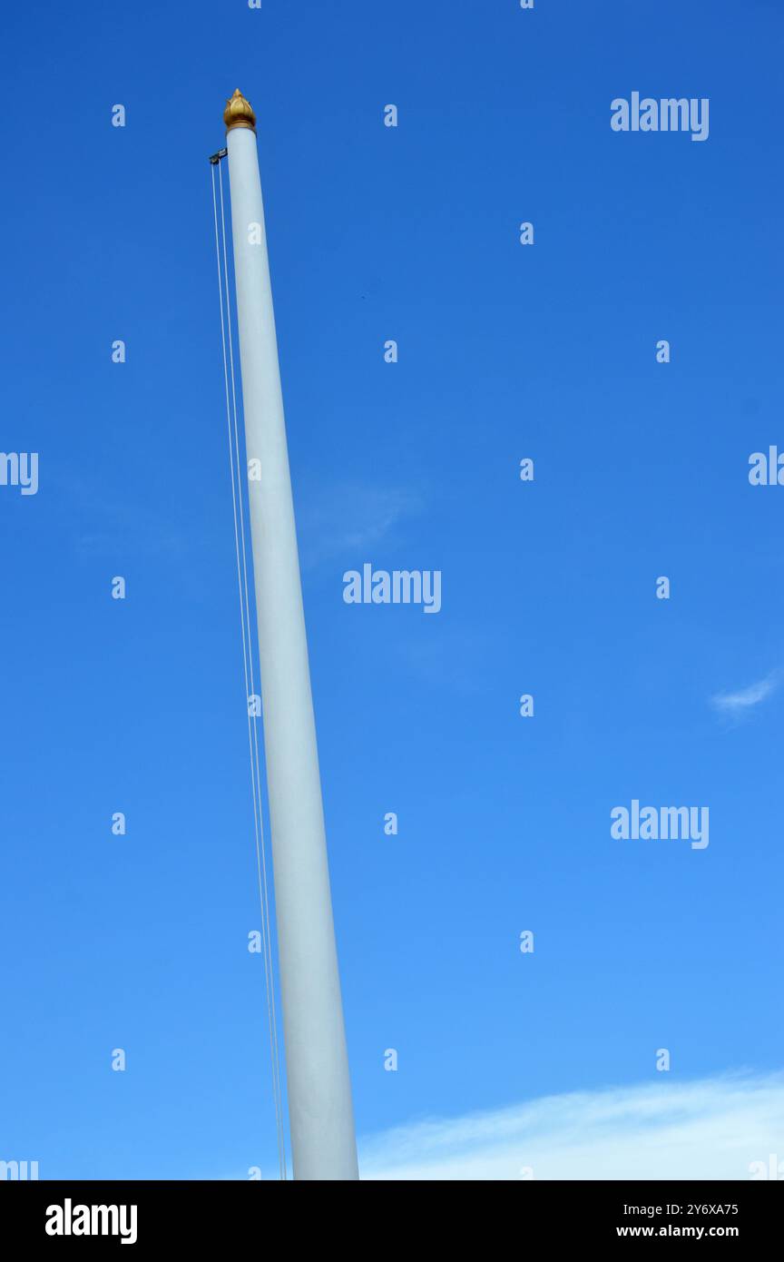 Flagpole pulley hi-res stock photography and images - Alamy