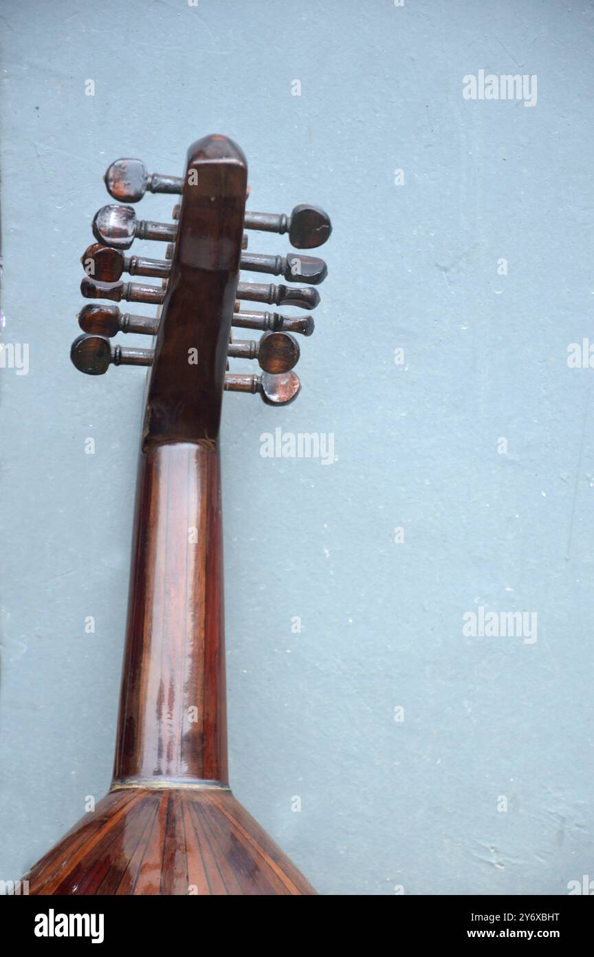 gambus, traditional arabian guitar Stock Photo - Alamy