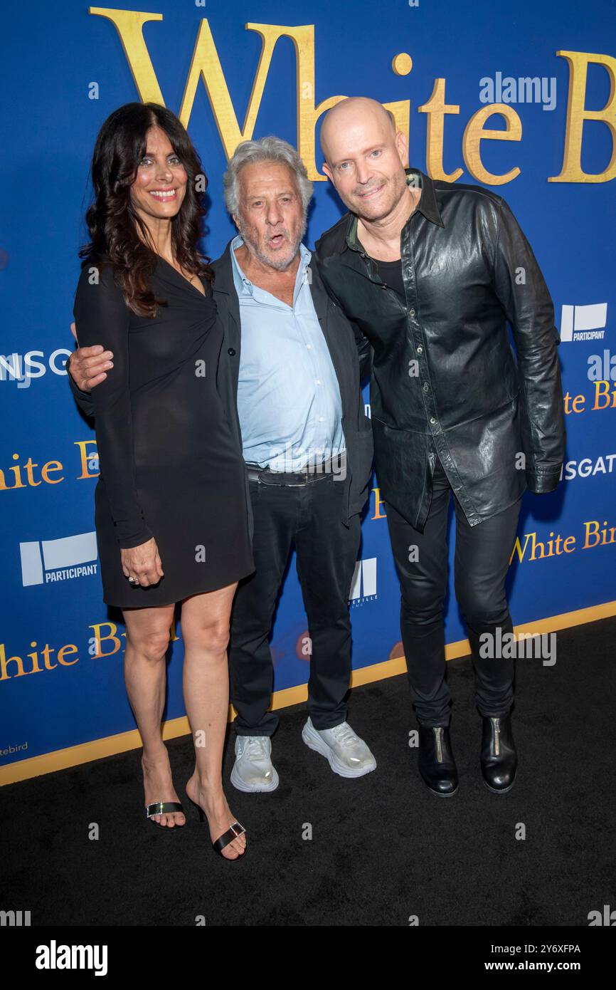 NEW YORK, NEW YORK - SEPTEMBER 26: (L-R) Renée Wolfe, Dustin Hoffman ...
