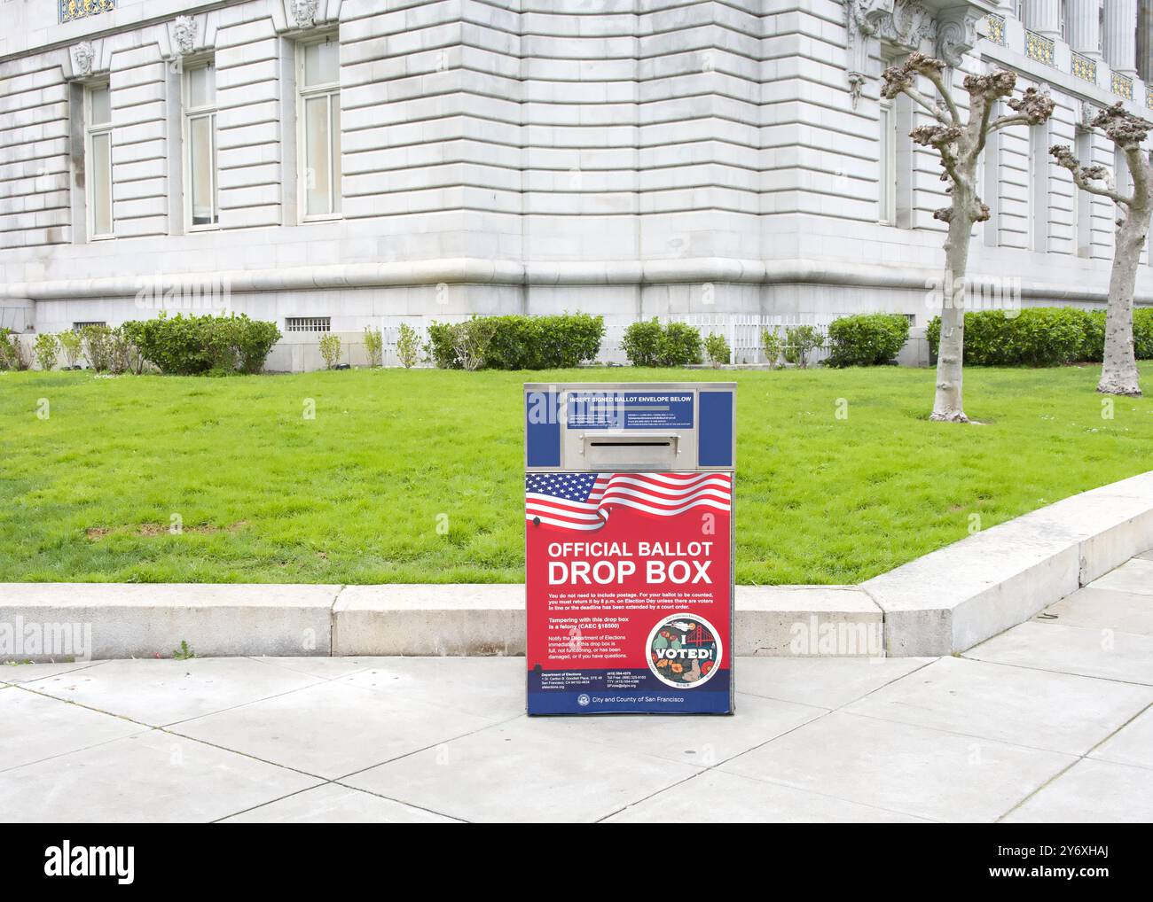 California covid voting hi-res stock photography and images - Alamy