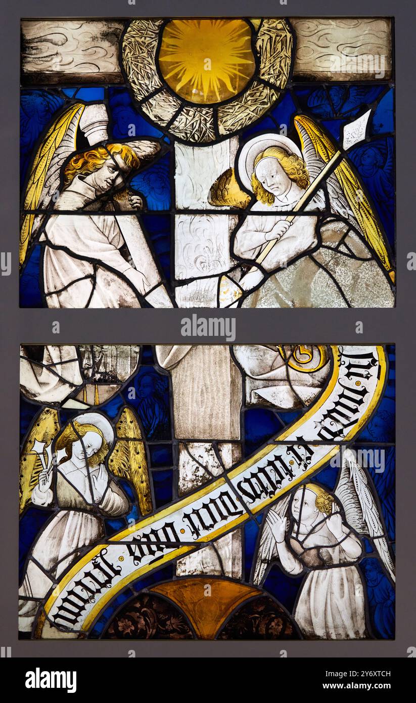 Anges aux instruments de la passion et ange en orant hi-res stock ...