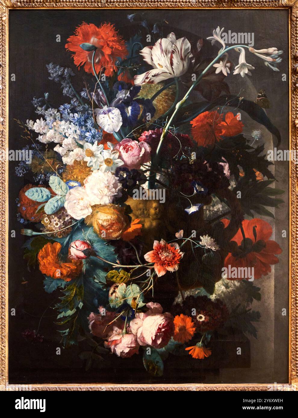 Fleurs dans un vase de pierre sculptee hi-res stock photography and ...