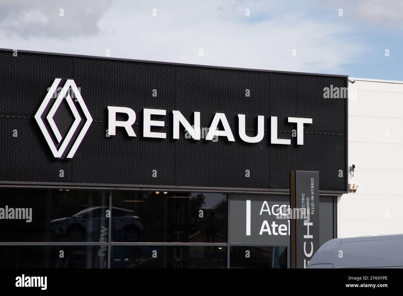 Bordeaux , France - 09 07 2024 : renault brand sign and new logo text ...