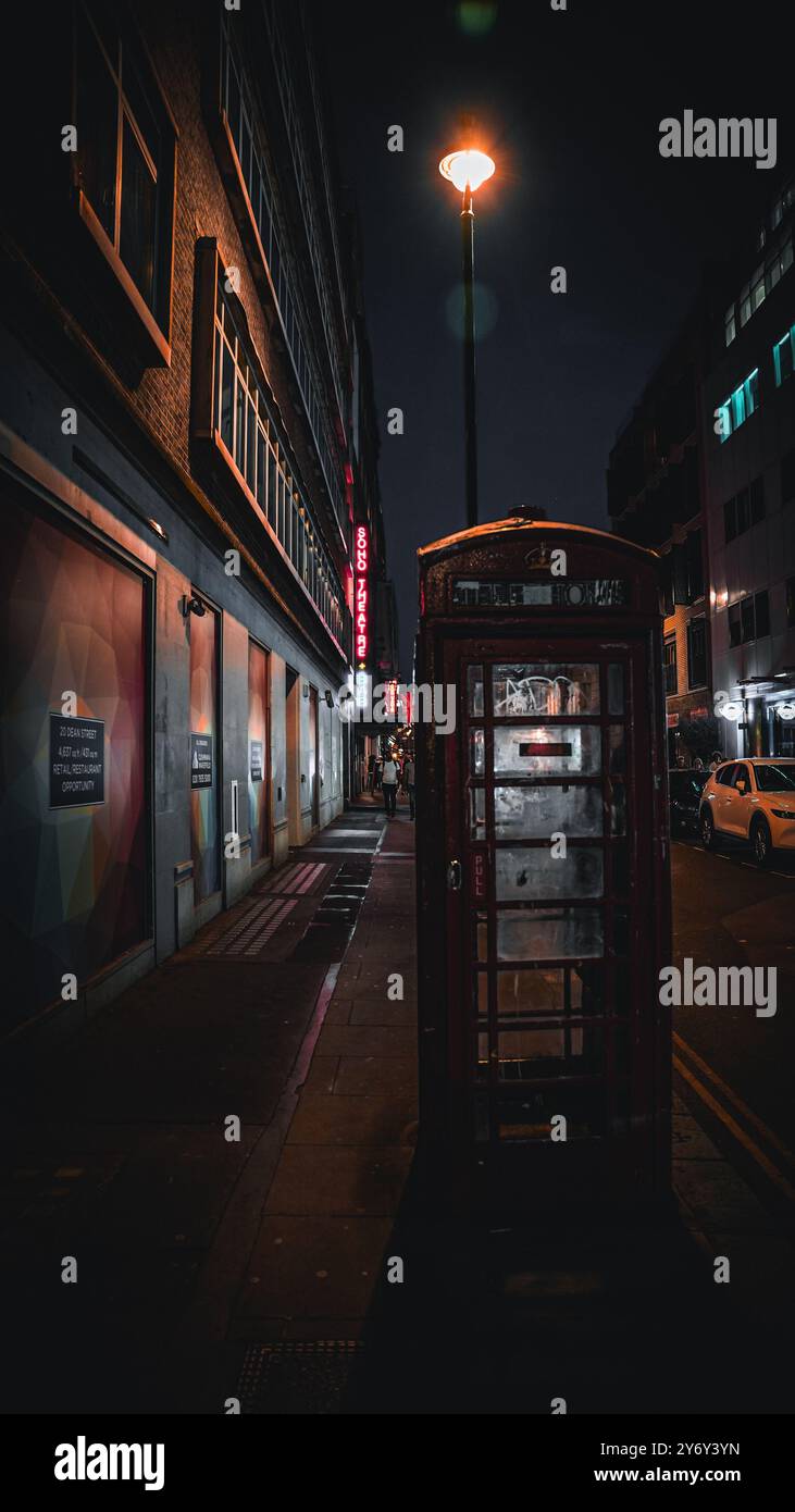 Nighttime urban street scene hi-res stock photography and images - Alamy