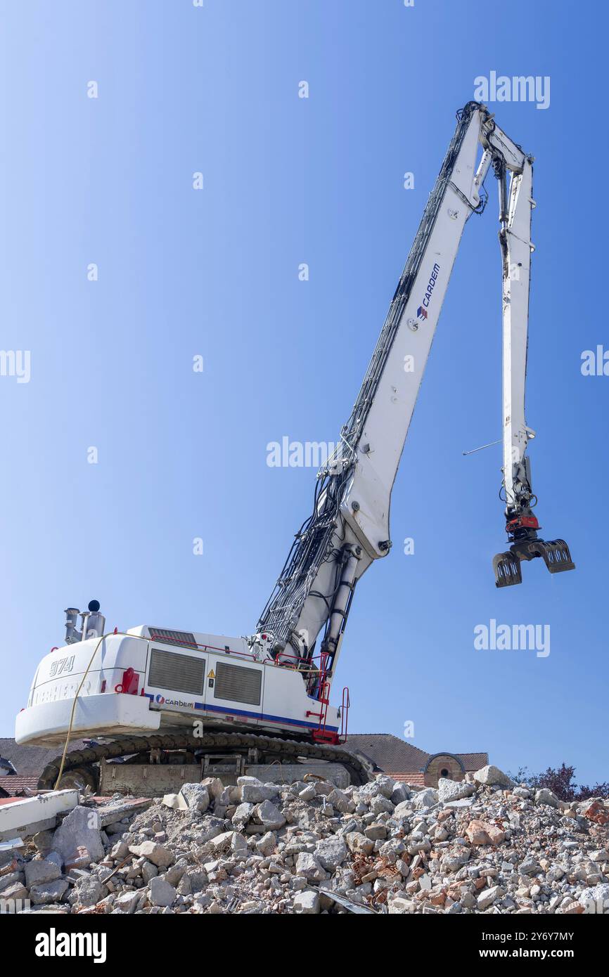 View on a white crawler excavator Liebherr R 974 C demolishing an ...
