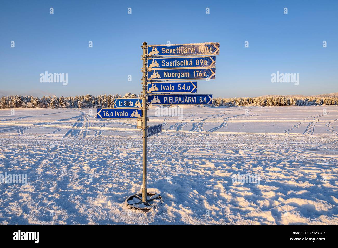 Frozen and snowy Lake Inari in winter, seen at sunset (Lapland, Finland ...