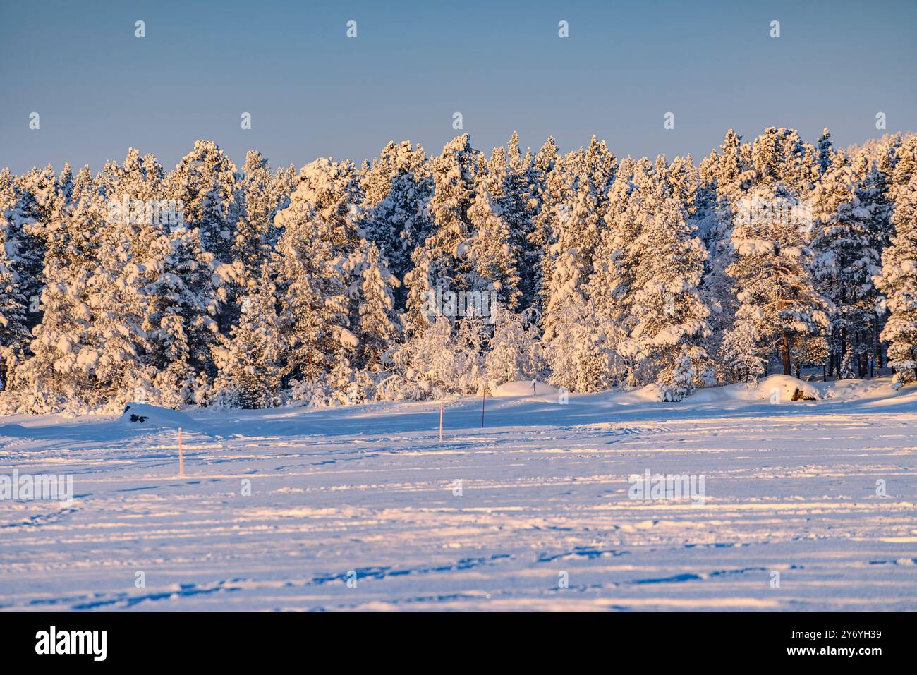 Frozen and snowy Lake Inari in winter, seen at sunset (Lapland, Finland ...