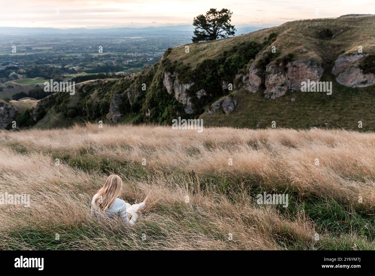 Tween girl reading book hi-res stock photography and images - Alamy