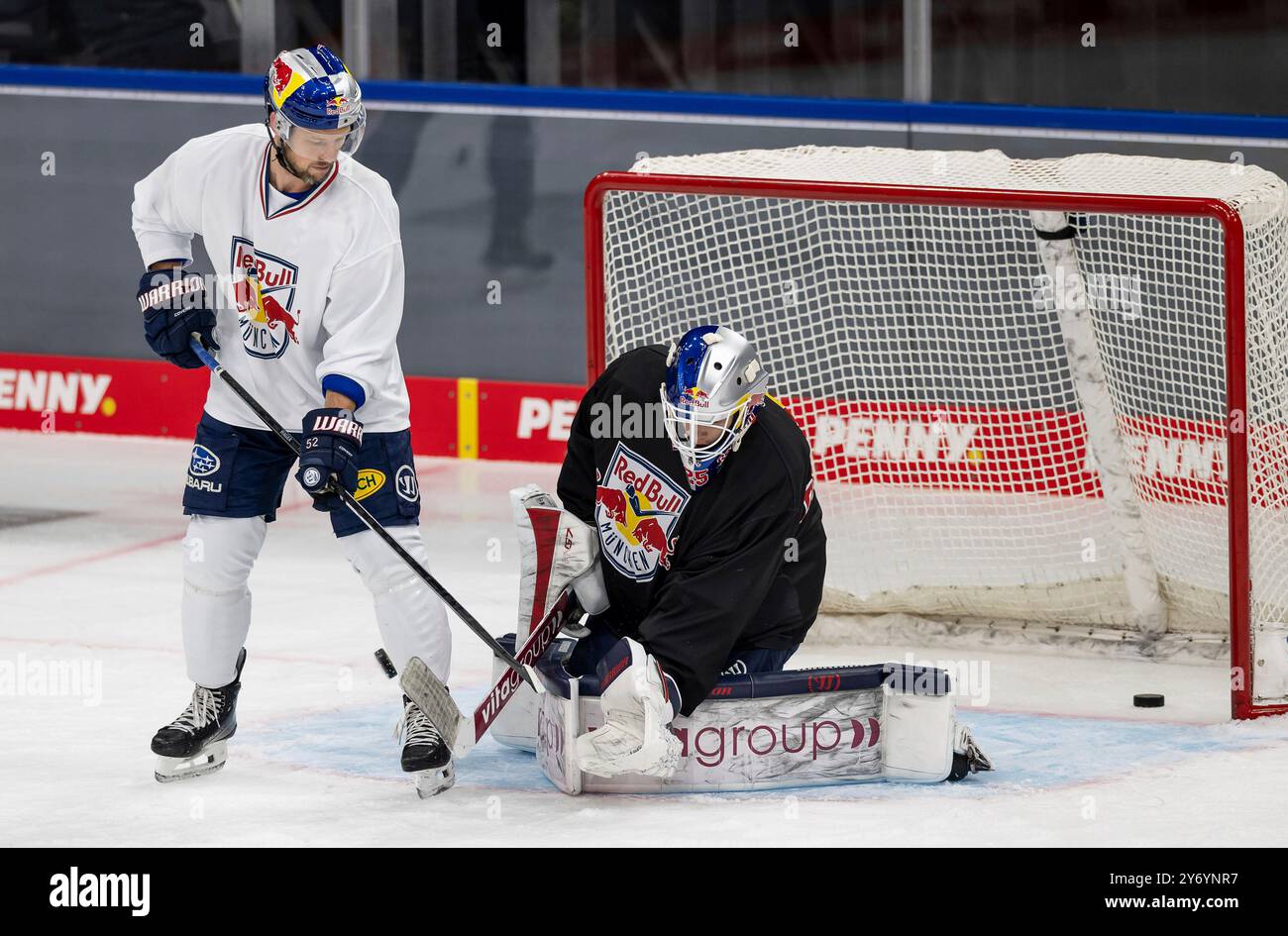 Muenchen, Deutschland. 27th Sep, 2024. Patrick Hager (EHC Red Bull ...
