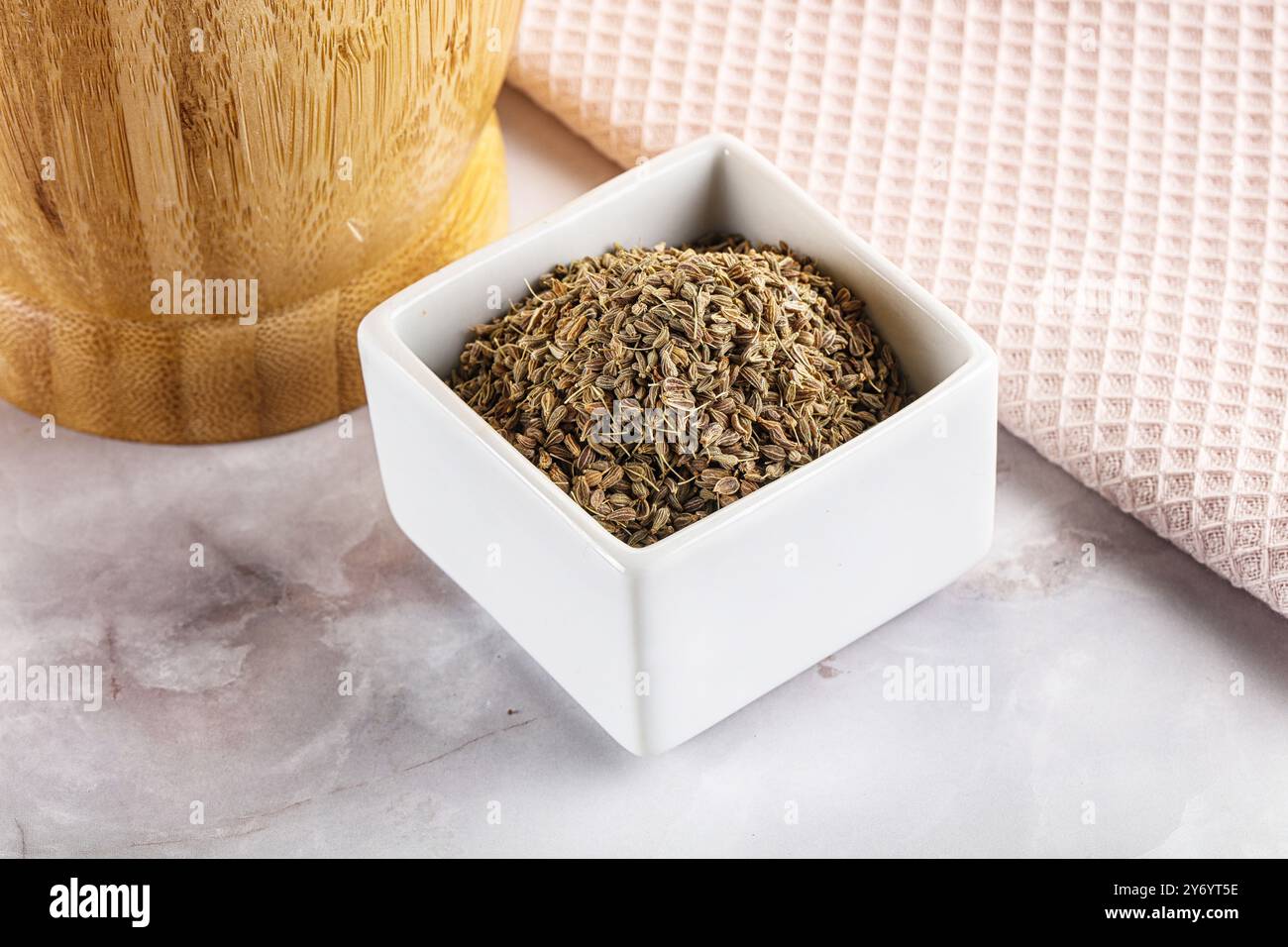 Anise dry sseds aroma in the bowl Stock Photo - Alamy