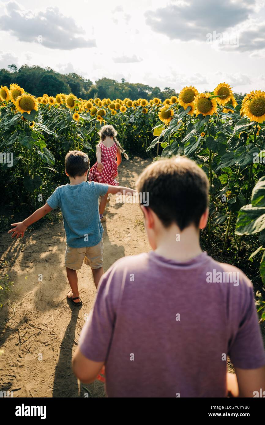 Family running down path hi-res stock photography and images - Alamy