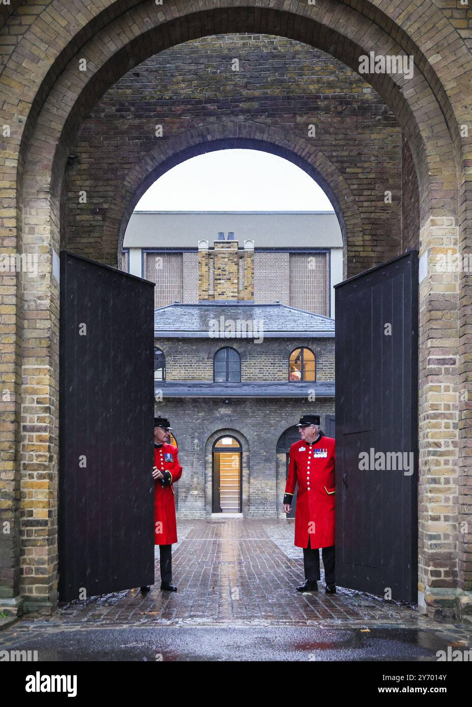 London, UK. 27th Sep, 2024. Chelsea Pensioners David Godwin (left) and ...