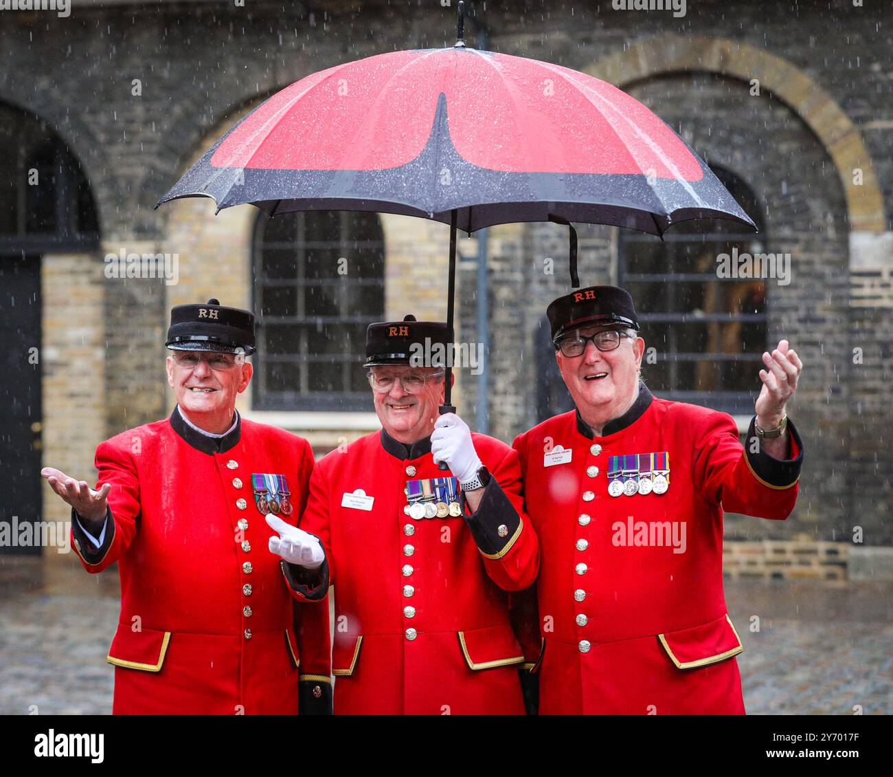 London, UK. 27th Sep, 2024. Chelsea Pensioners David Godwin (left) and ...