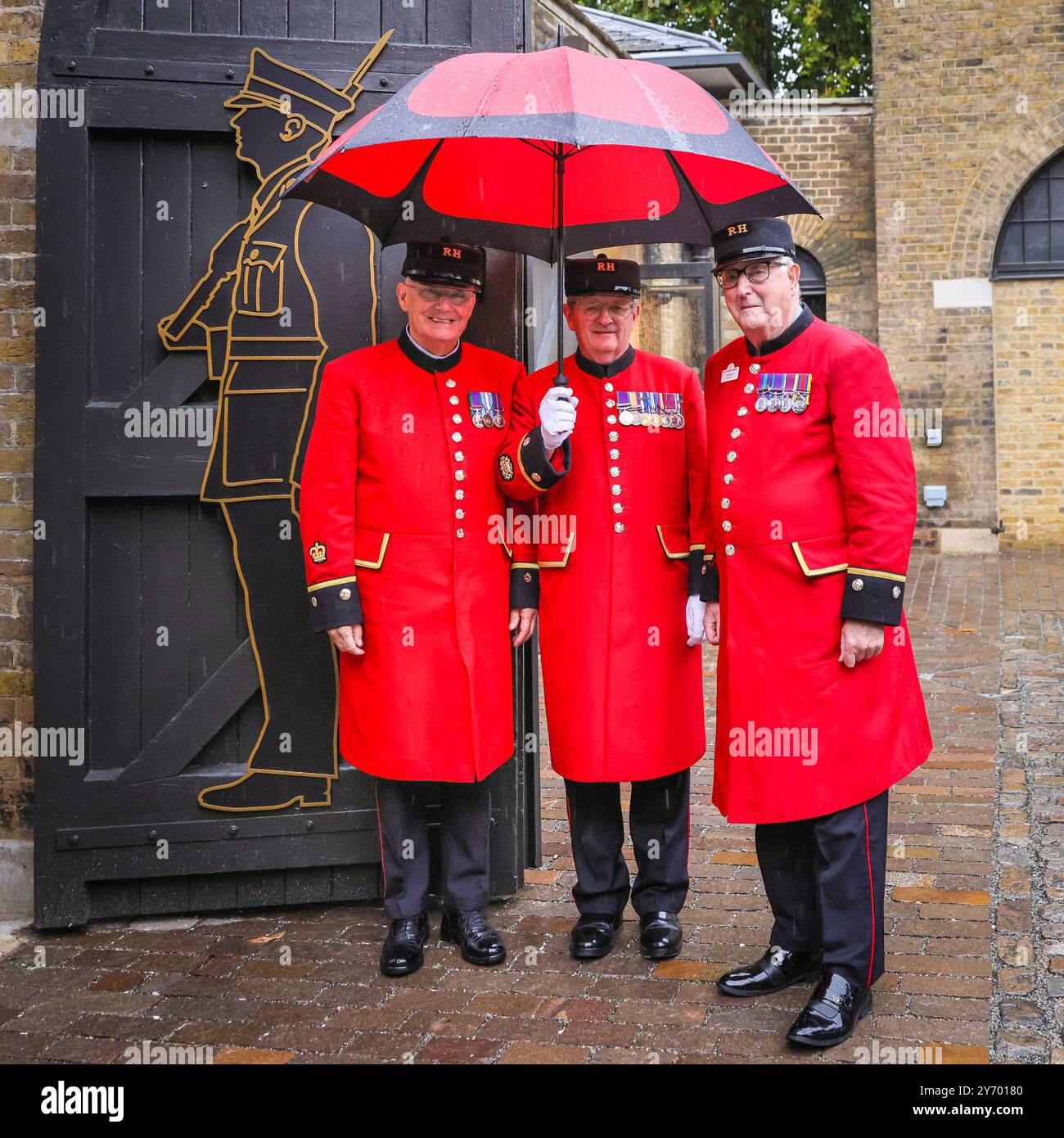 London, UK. 27th Sep, 2024. Chelsea Pensioners David Godwin (left) and ...