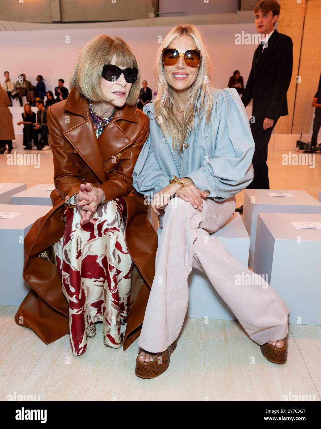 Paris, Frankreich. 26th Sep, 2024. Anna Wintour and Sienna Miller ...