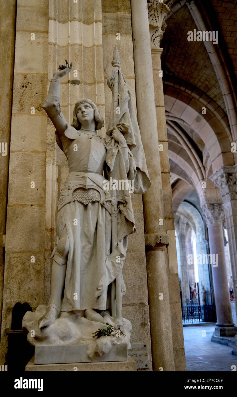 Statue of Joan of Arc in Cathédrale Saint-Mammès de Langres. Cathedral ...