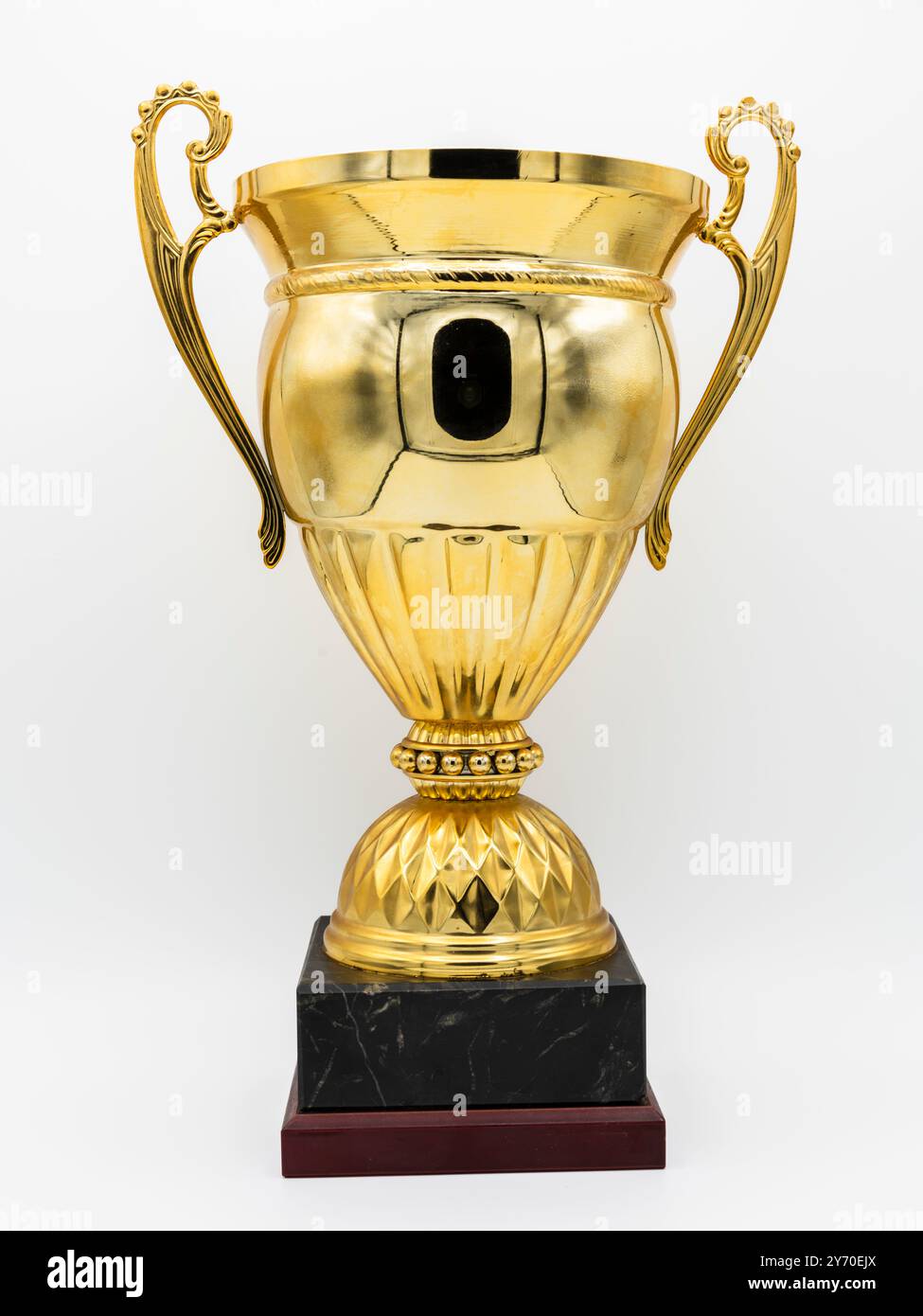 Copa de oro aislada en blanco, trofeo de ganador, símbolo del éxito ...