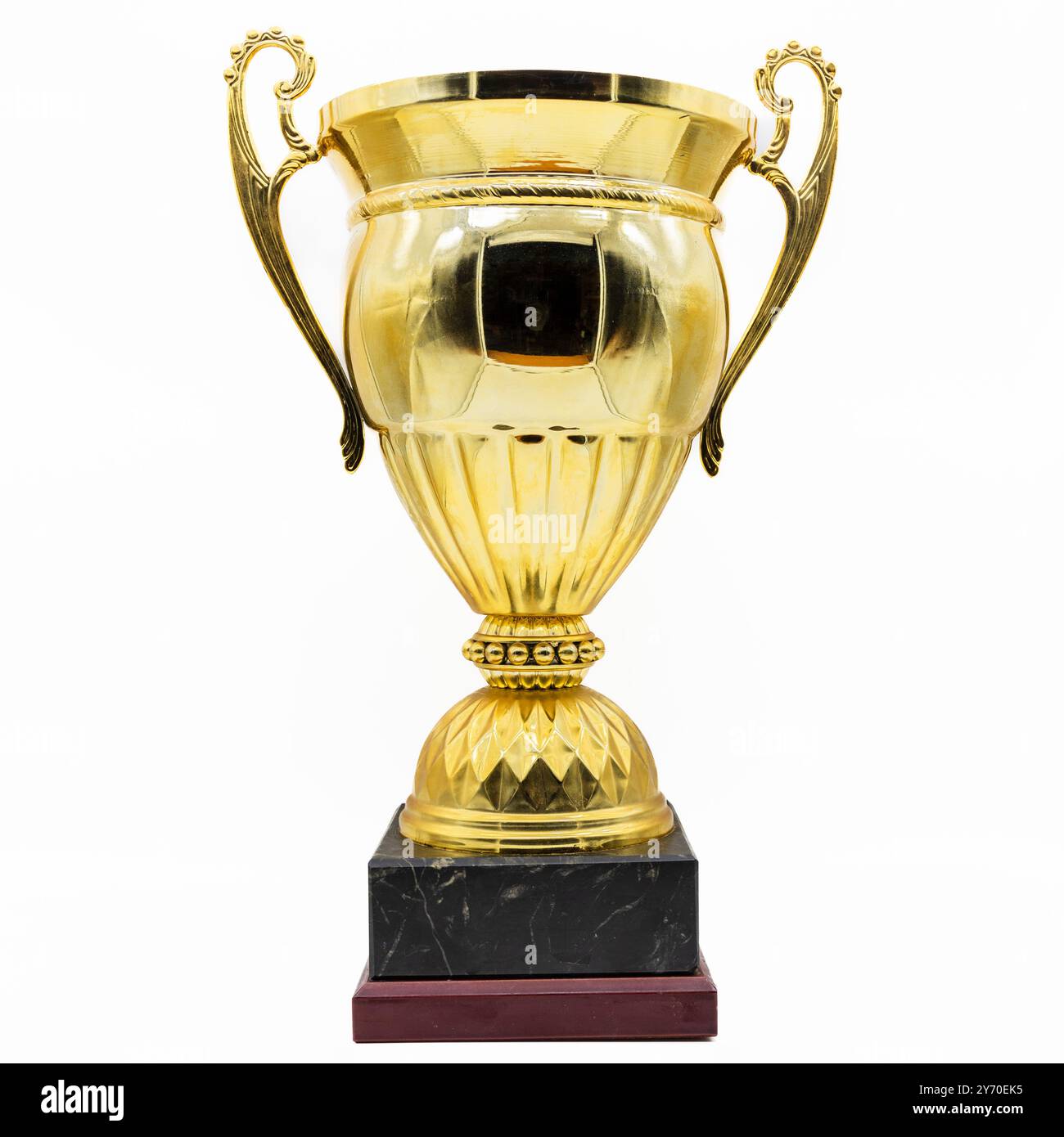 Copa de oro aislada en blanco, trofeo de ganador, símbolo del éxito ...