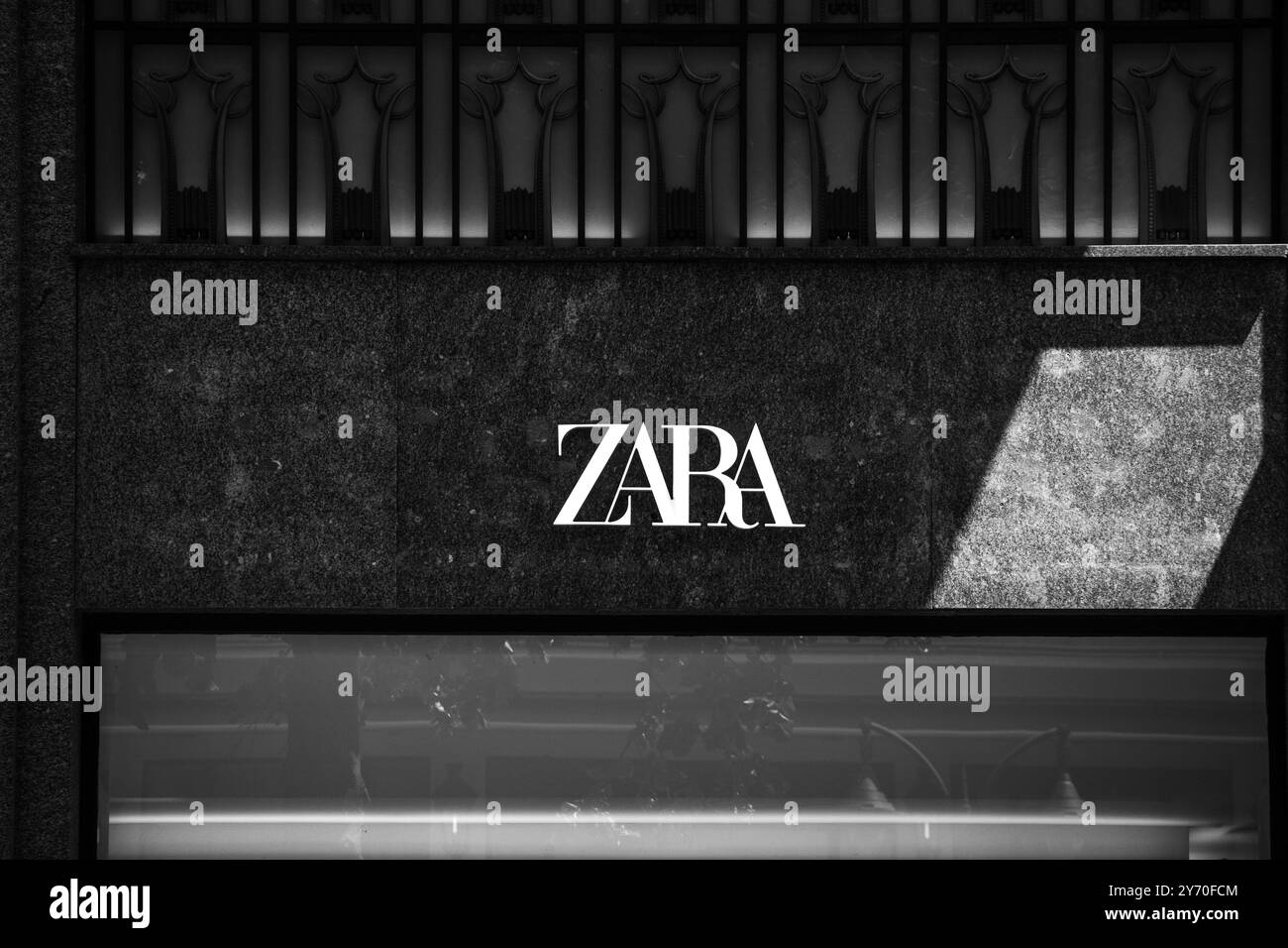 Clothing company zara logo Black and White Stock Photos & Images - Alamy