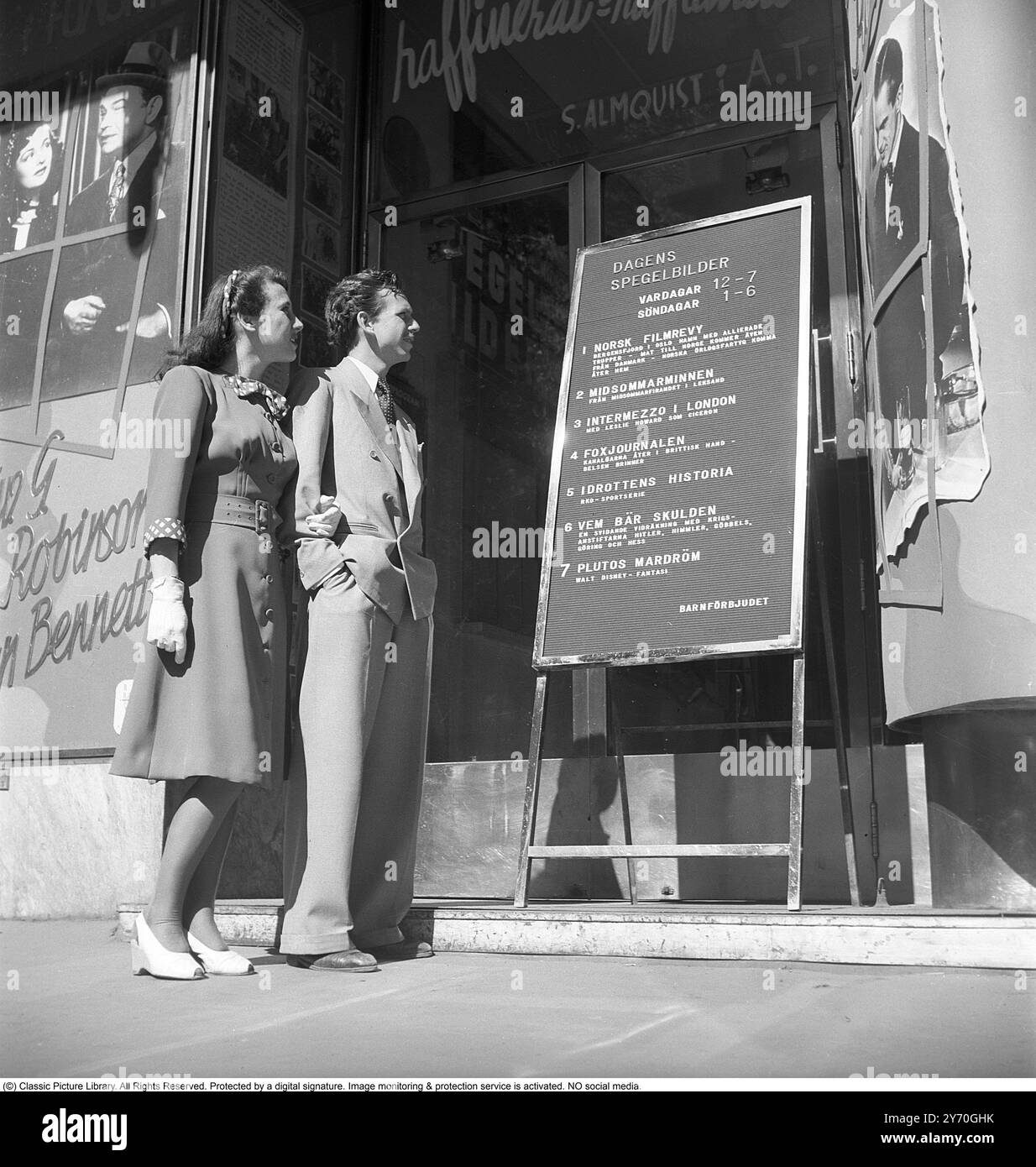 Black woman reading 1940s hi-res stock photography and images - Alamy