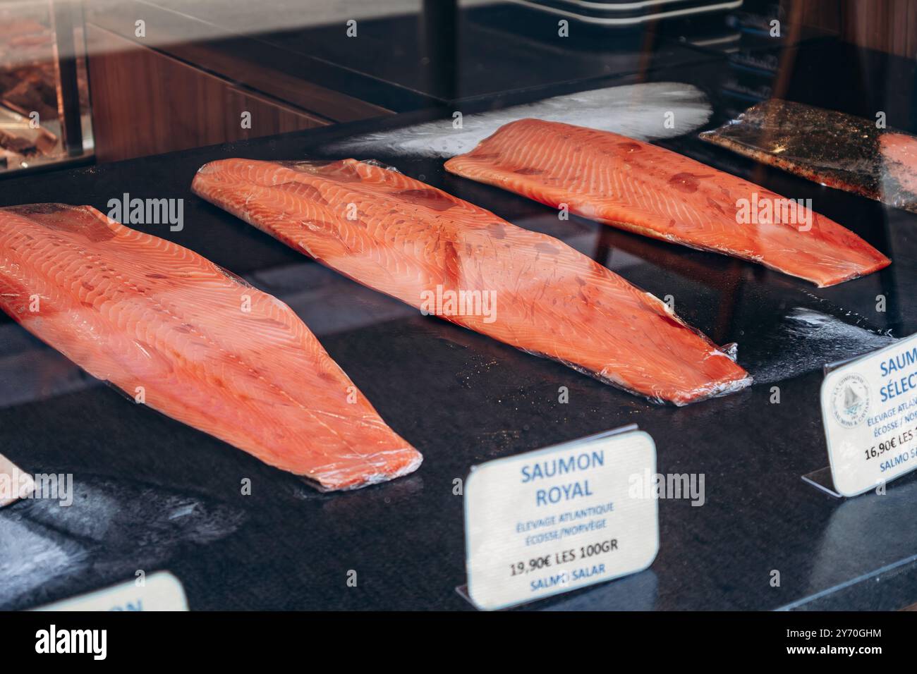 Cut fresh salmon in a fishmonger's display case Stock Photo - Alamy