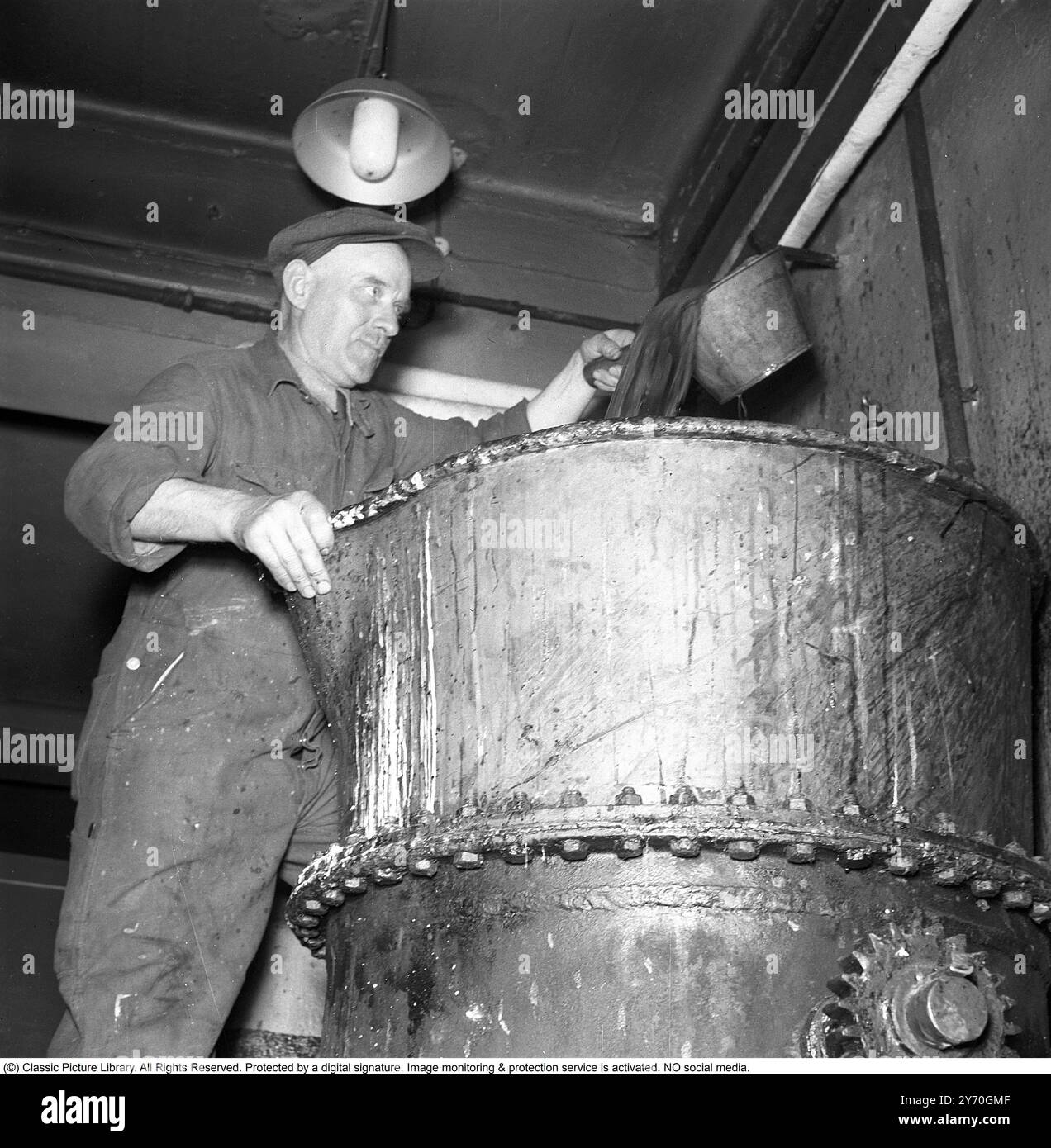 Manufacture of shoe polish in 1943. The picture shows the factory ...