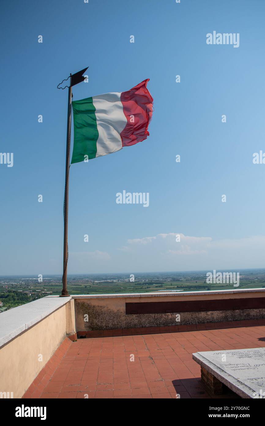Italian flag and a pole Stock Photo - Alamy