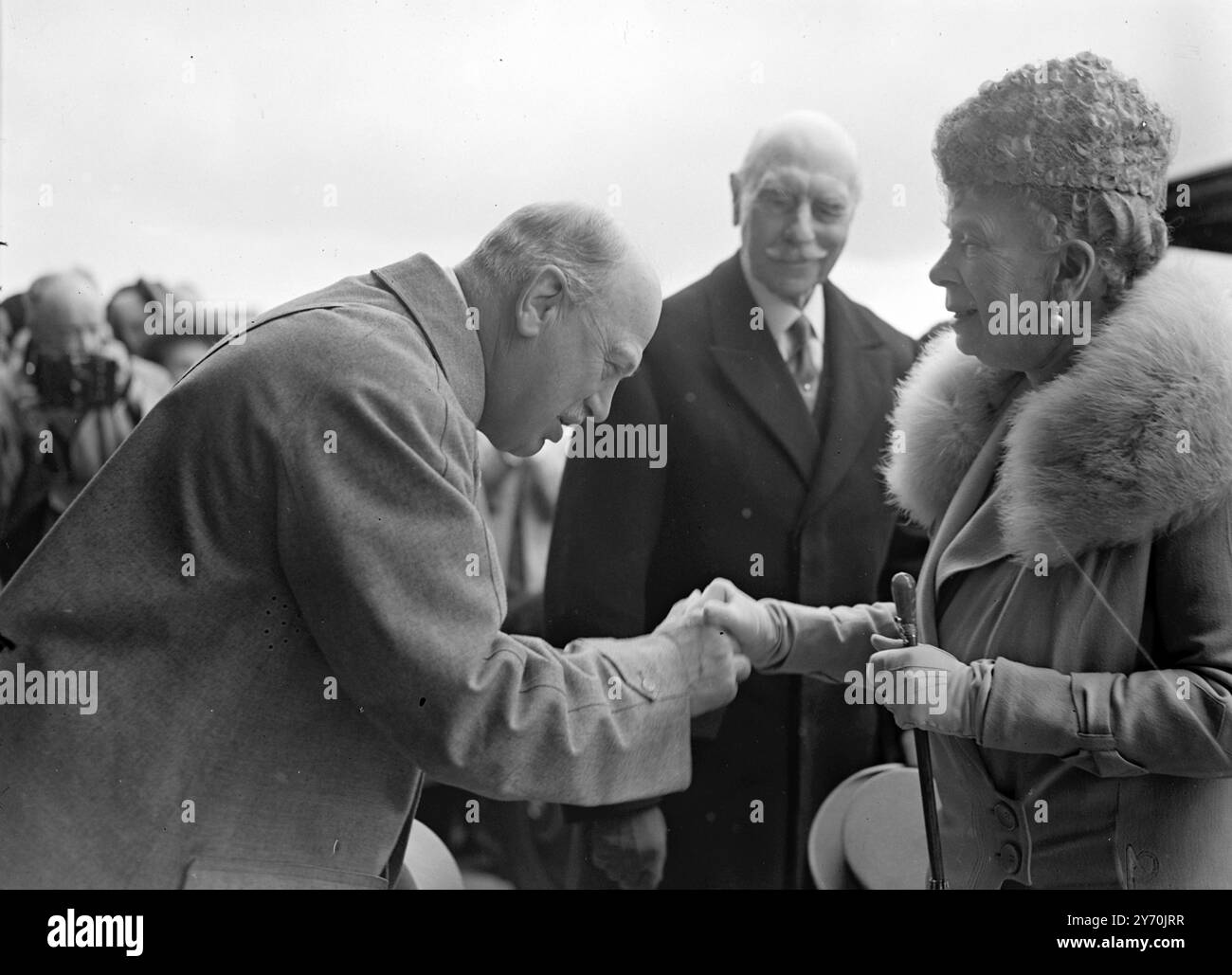 QUEEN MARY AT THE DERBY Queen Mary greeted by Lord Rosebery on her ...