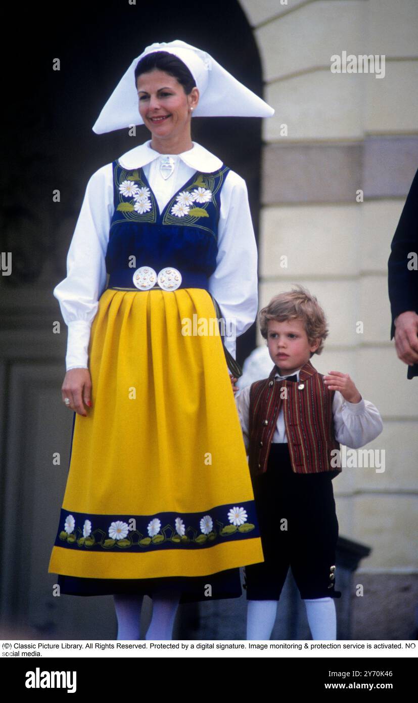 Traditional swedish costume hi-res stock photography and images - Alamy
