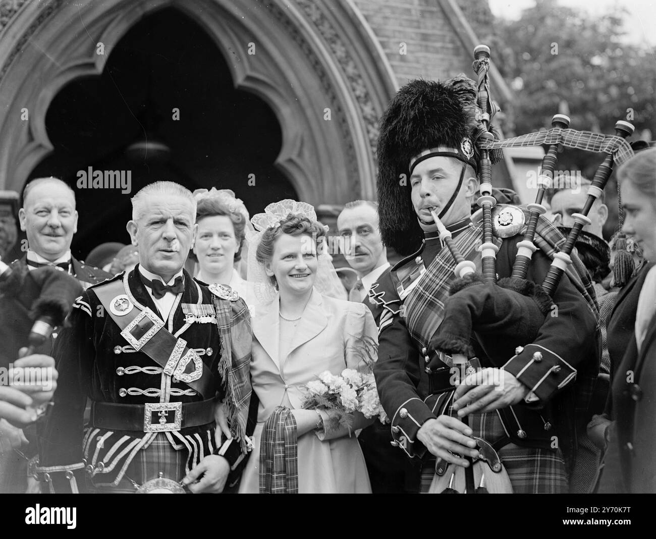 KING'S PIPER WEDS IN LONDON - BRIDE FROM THE PALACE The King's Piper ...
