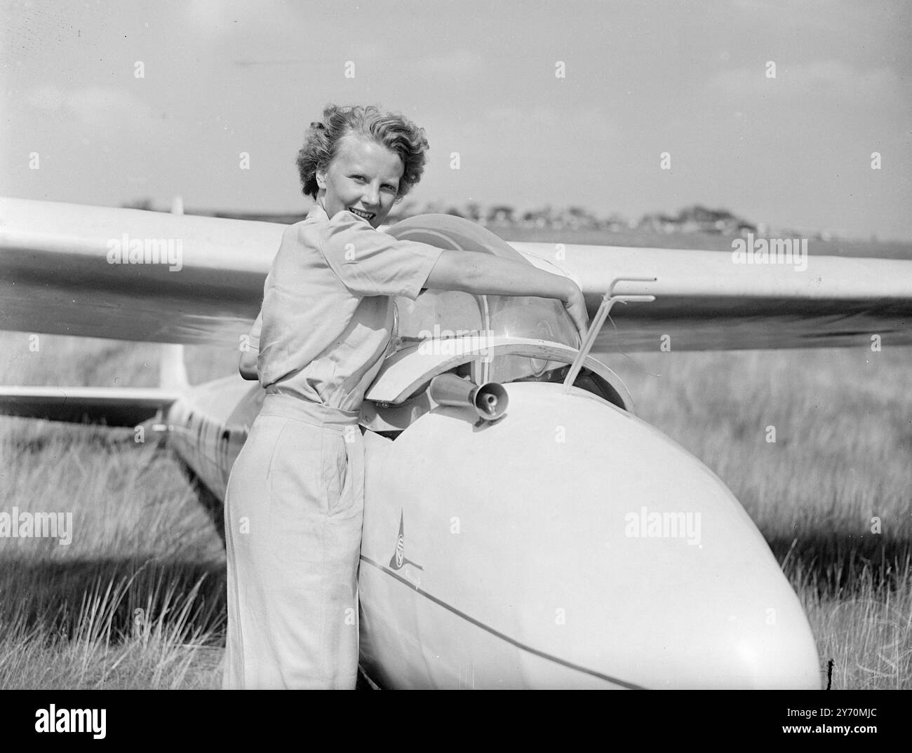 ONE GIRL AMONG THE BIRD MEN Only girl among the glider pilots taking ...